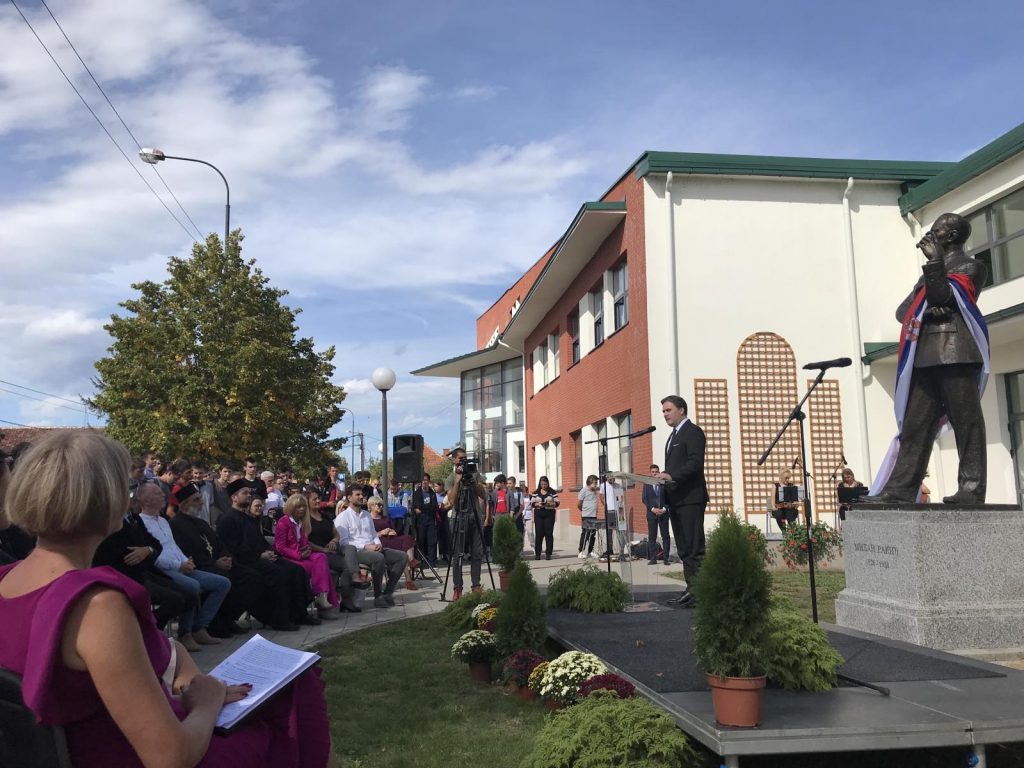 MILAN RAKIĆ PRED SVOJOM ŠKOLOM U MIONICI – LAGrande – internet novine